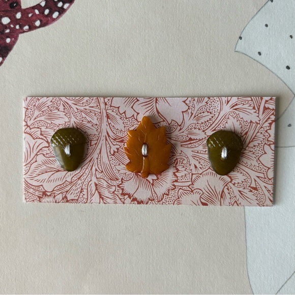 Vintage | Accessories | Vintage 93s Bakelite Green Acorns And Golden ...